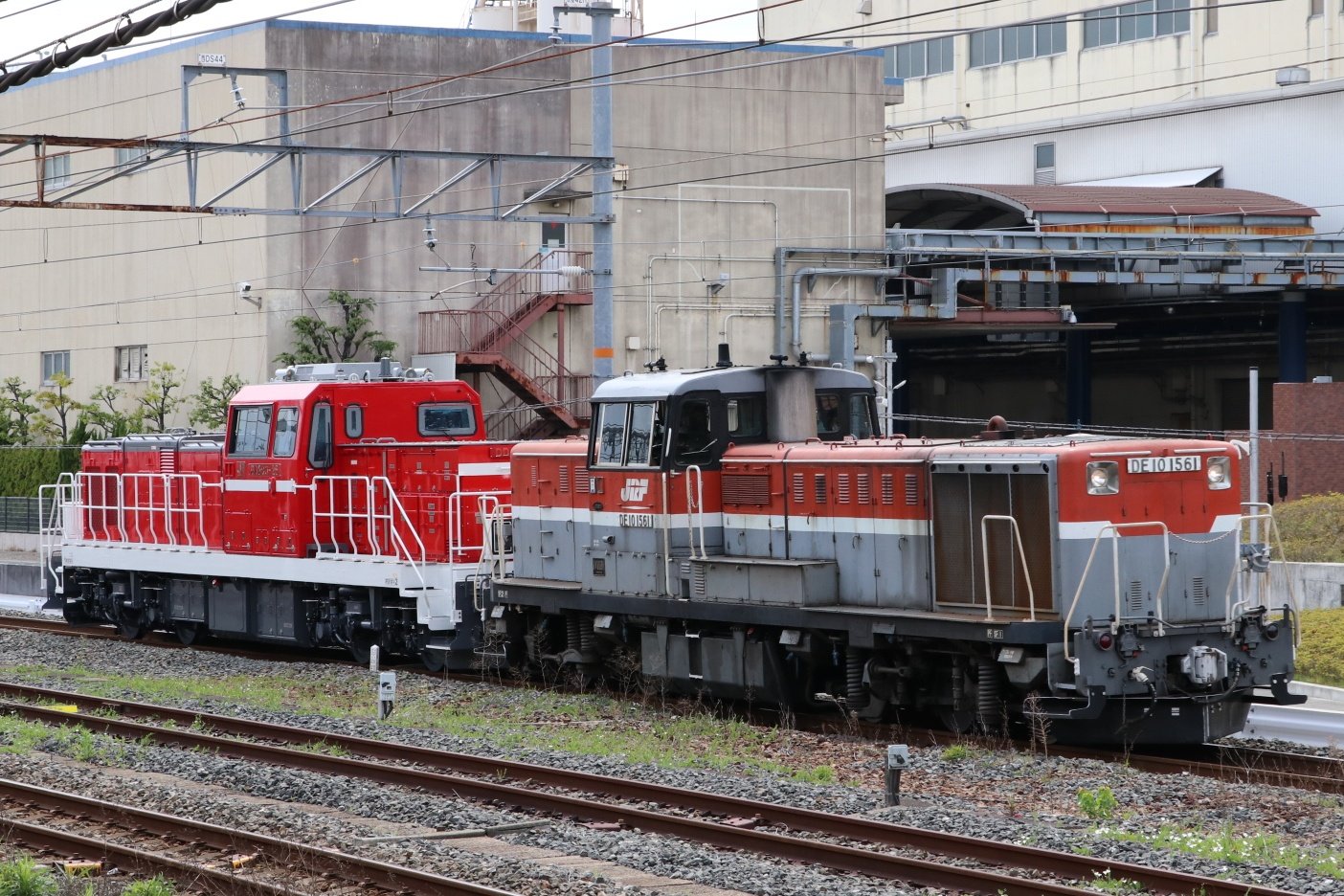 上野東京ライン 高槻行き on Twitter: "令和4年5月10日 8660レ DE10 1561(岡)＋DD200-25(愛) 吹田にて 神タ〜吹タは御召風塗装で人気のイゴロイが充当され ...