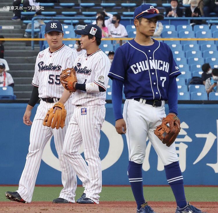 東スポ 中日ドラゴンズ取材班 On Twitter ヤクルト戦 20220512 山田哲人 選手と 村上宗隆 選手の視線を背後から受ける 根尾昂 選手 Dragons 中日