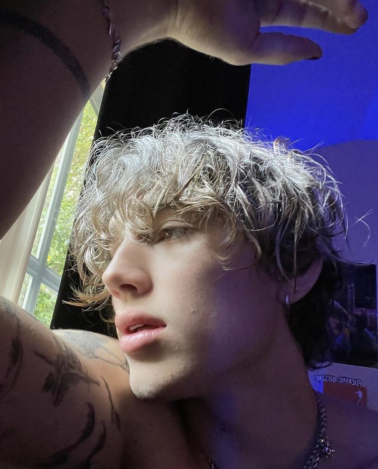 𝐏 𝐄 𝐘 𝐓 𝐎 𝐍. on Twitter: "⠀⠀ ⠀⠀ ･｡ﾟ╱⋰ 𝐏𝐄𝐘𝐓𝐎𝐍 𝐌𝐎𝐎𝐑𝐄 ⠀⠀ ⠀⠀ ⠀⠀frat pledge. thick as hell. obsessed ...