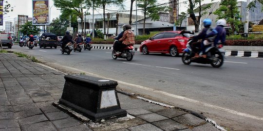 Di Sukoharjo, pada sebuah trotoar di tepian jalan raya penghubung ...