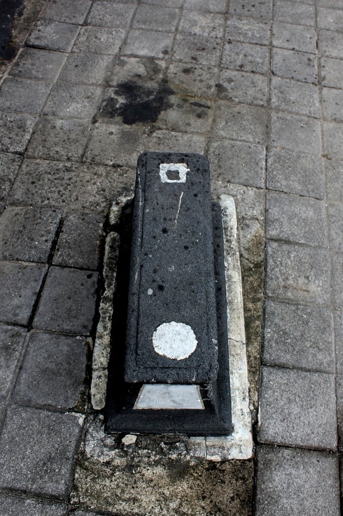 Di Sukoharjo, pada sebuah trotoar di tepian jalan raya penghubung ...