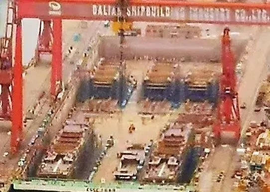 Ezio Mao☢ on Twitter: "在首批次052D驱逐舰最后一艘下水近两年后，5艘驱逐舰出现在大连造船厂，这意味着在很长一段时间里“只闻其声不见其人”的海军第二阶段造舰已经全面铺开 ...