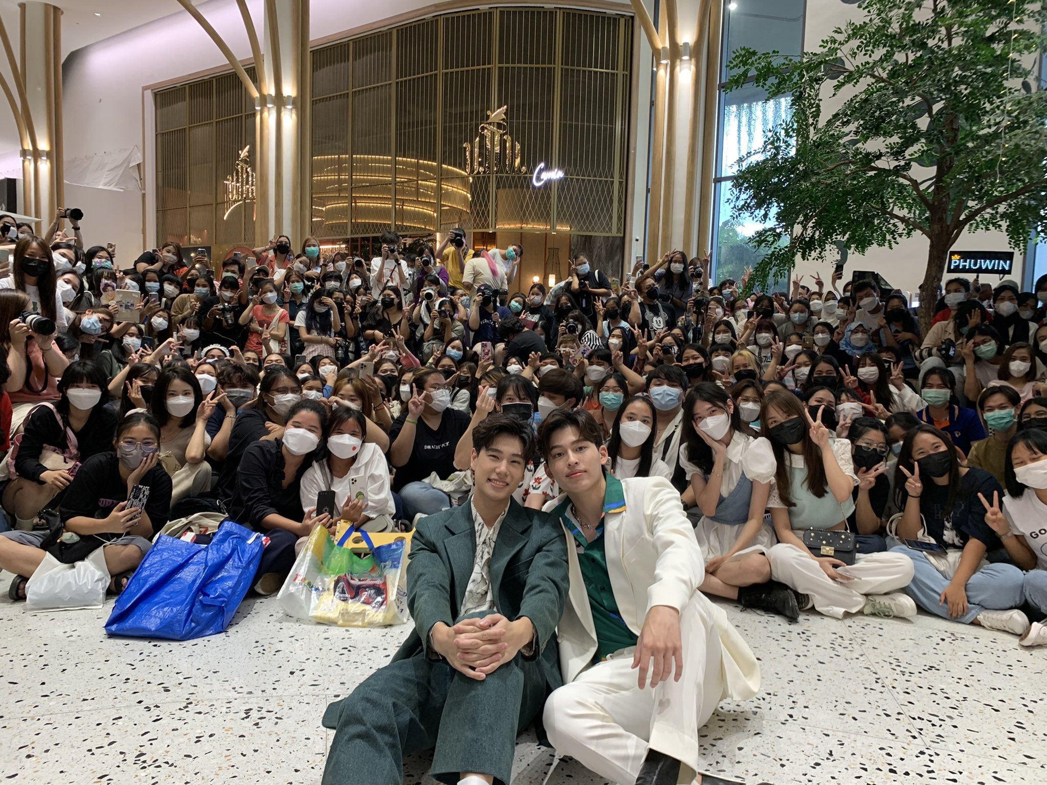 ppnaravit on Twitter: "so happy to be with u🧡🤍 https://t.co/MNgFwvrkLx" / Twitter