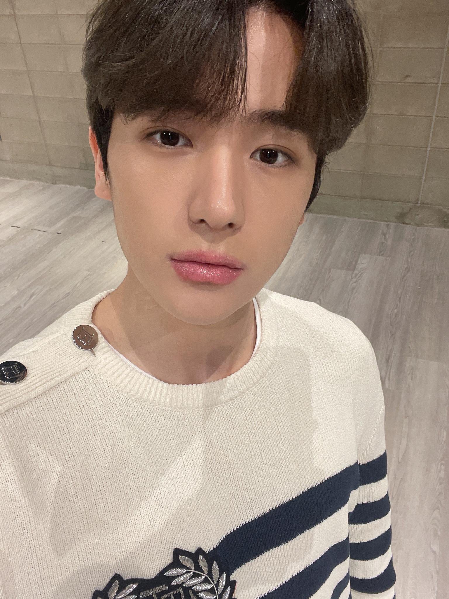Korean Boy Selca 5 Male K Pop Idols Who Are The Kings Of Mirror Selcas