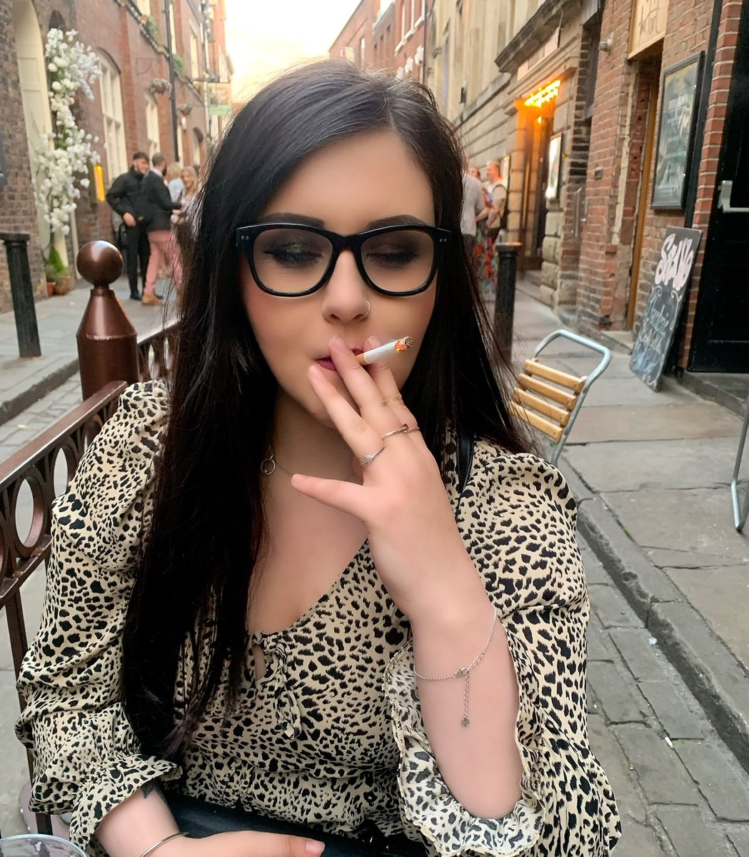 ππΎππππππ πΏππΎπΆ On Twitter Rt Womensmokers Sexy Mistress Smoking By