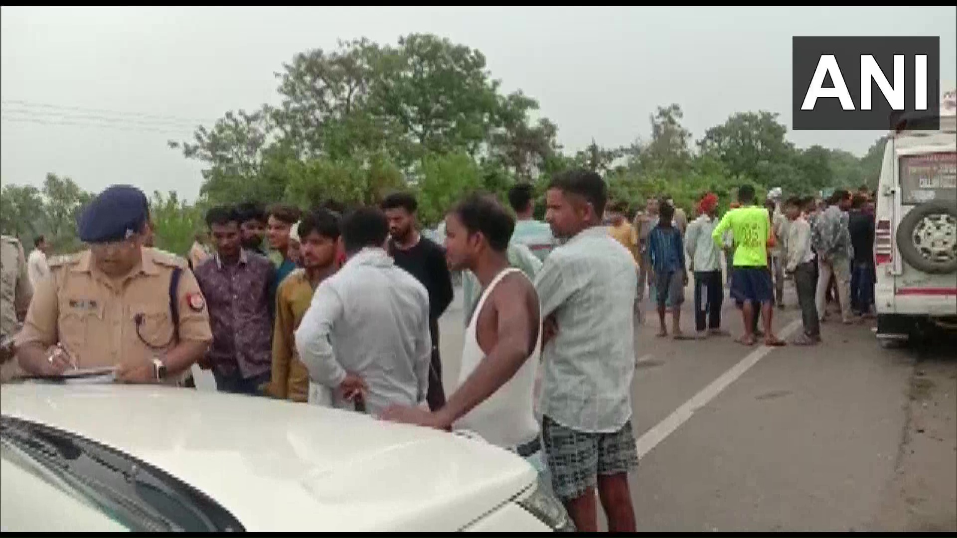 ANI UP/Uttarakhand on Twitter: "Uttar Pradesh | A few people from Karnataka were on their way ...