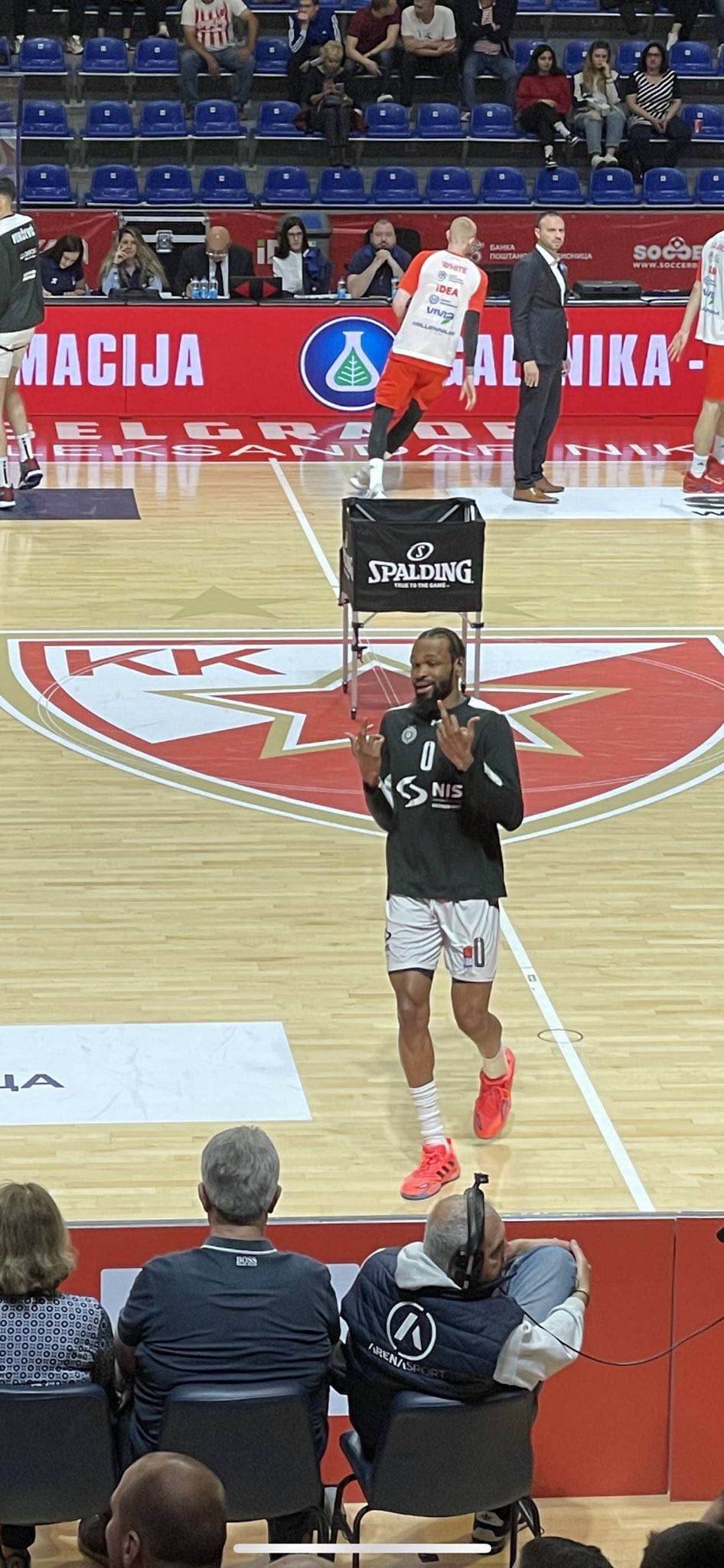 Andreja Babic on Twitter: "Sramota! Smrad pokazuje sta ce dobiti veceras, opet otvorio mec sa ...