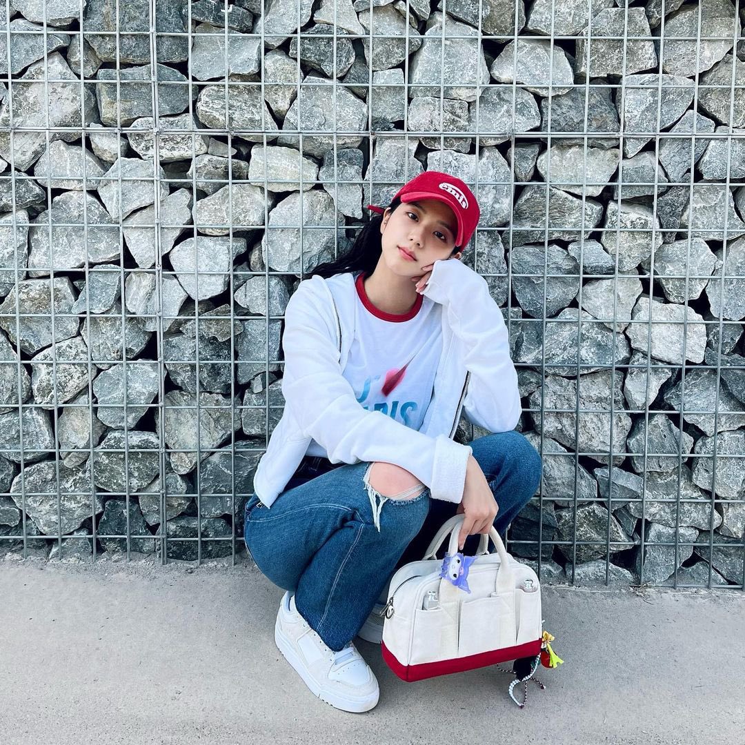 JISOO NEWS on Twitter: "Emis_official updated on Instagram with JISOO. The cap is currently OUT ...