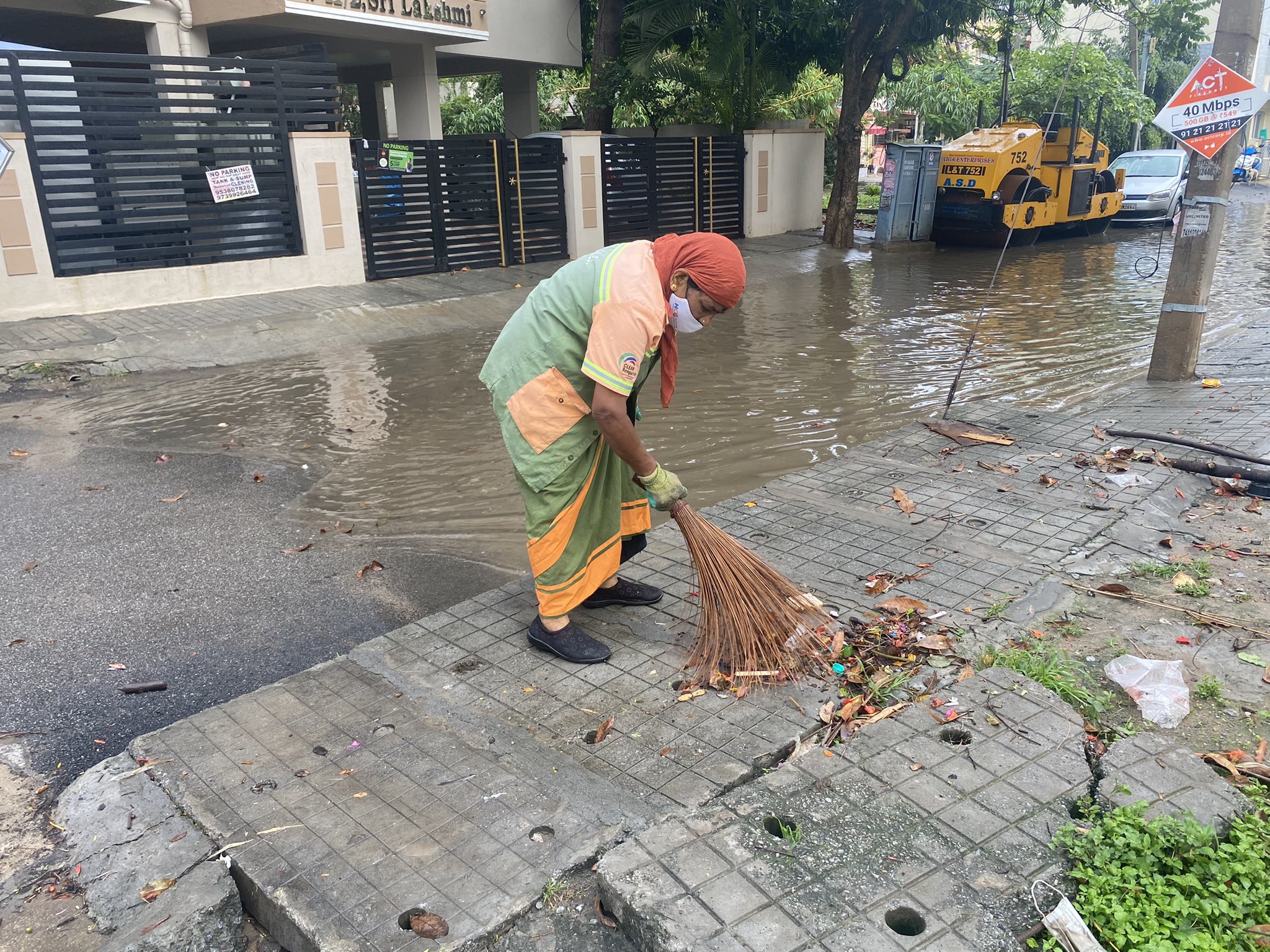Maggie Inbamuthiah on Twitter: "#bangalorerains This is the BBMP worker clearing every drain so ...