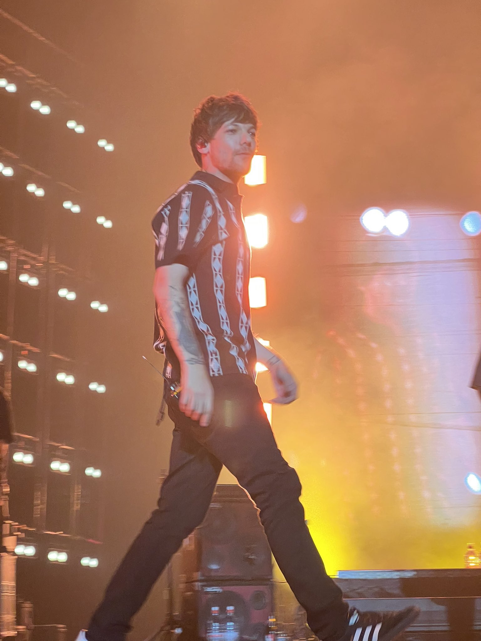 HL Daily On Tour on Twitter: "Louis Tomlinson, live from Movistar Arena. #LTWTSantiago #Night3 ...