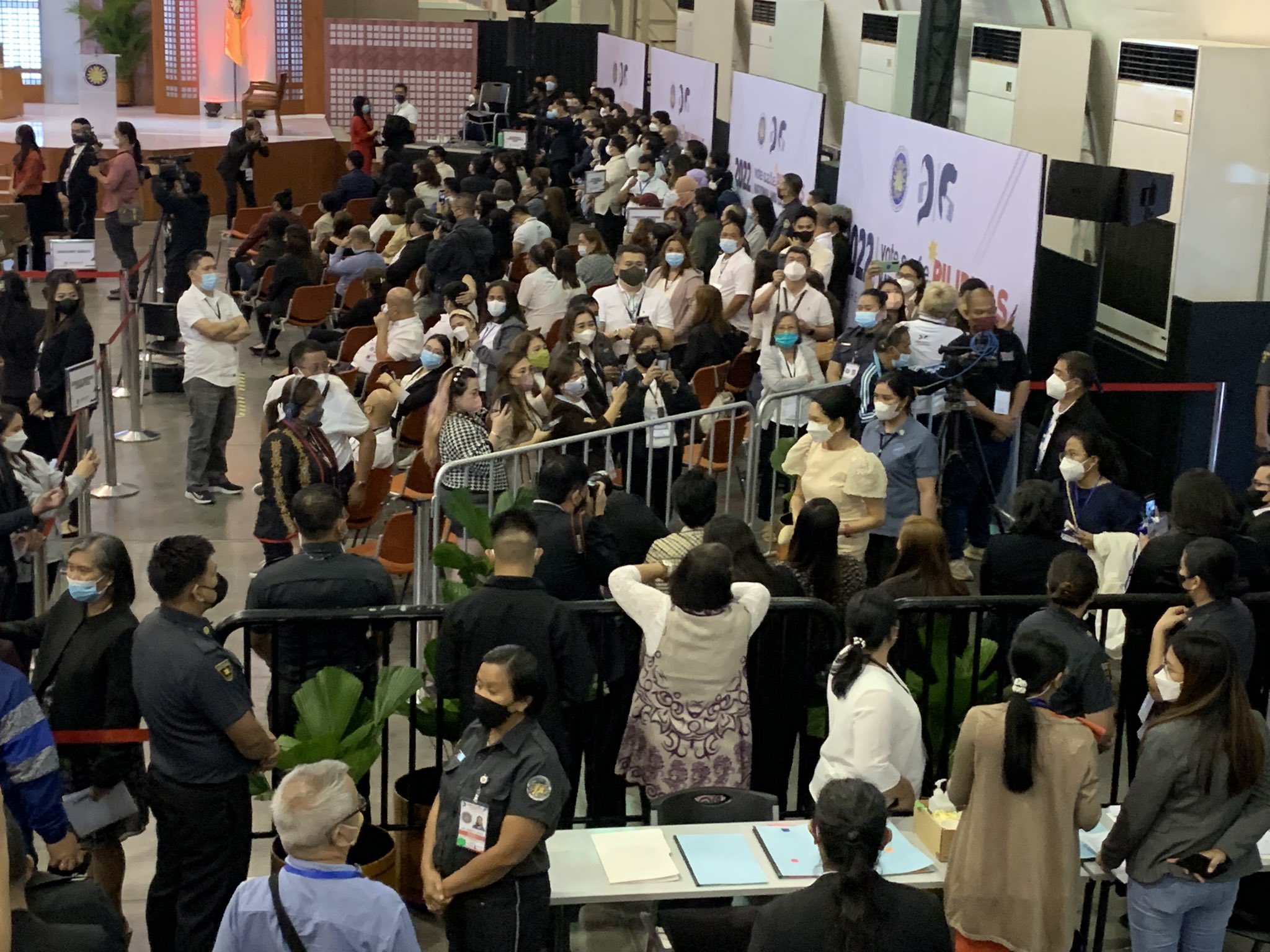 Inquirer on Twitter: "@NAMercadoINQ Senator Risa Hontiveros, the lone member of the minority ...