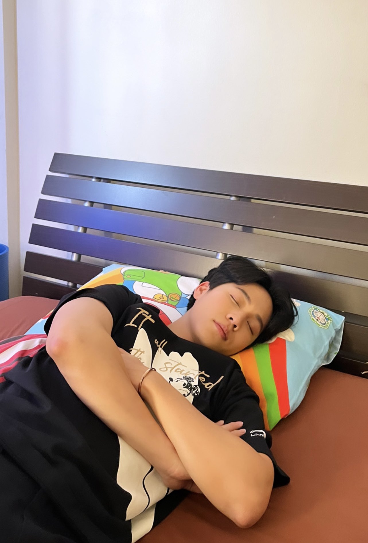 Aunz Patchara on Twitter: "ล่าสุดนอนเตียงพี่หยิ่นแล้ว ก็คือยึดห้องไปเลยย #หยิ่นวอร์ https://t.co ...