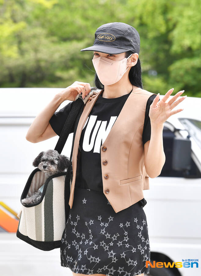 HYU 🕷 DEEP on Twitter: "[220519] Hyoyeon with Bailey otw for KBS Cool FM 'Lee Gikwang’s Gayo ...