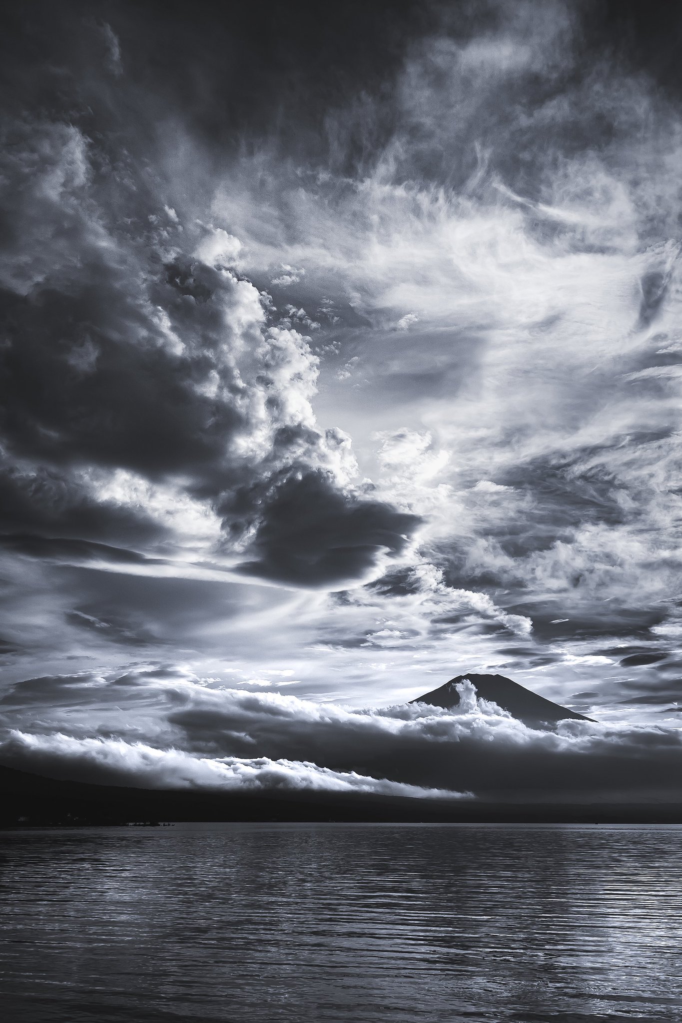 bee on Twitter: "何かが起こりそうな空。 https://t.co/DqqpN45EUg" / Twitter