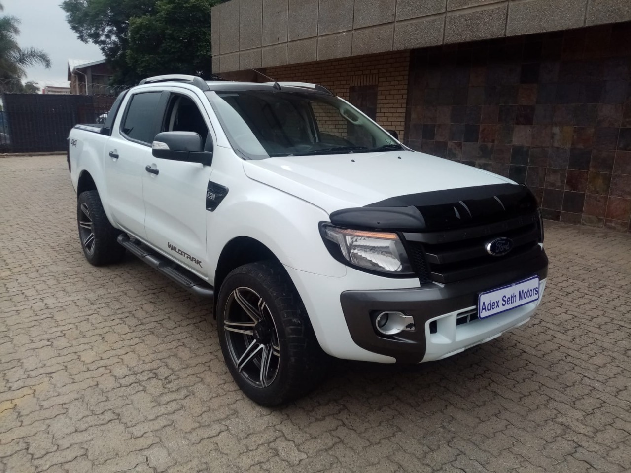 White Ford Ranger Modified