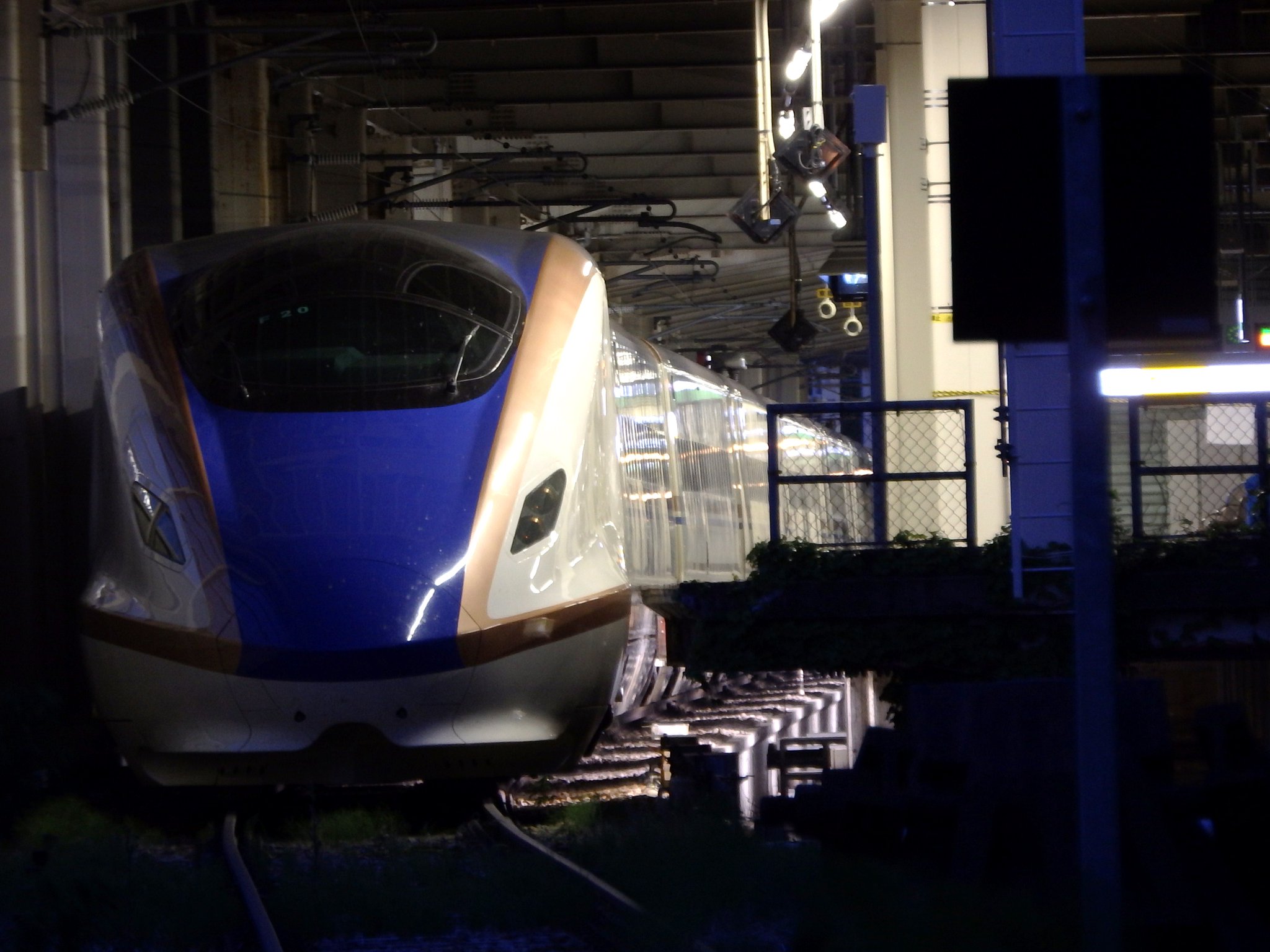 にいてつ on Twitter: "E7系F20編成とE2系J63編成 ガーラ湯沢夜間留置 https://t.co/NzDw8jqTm9" / Twitter