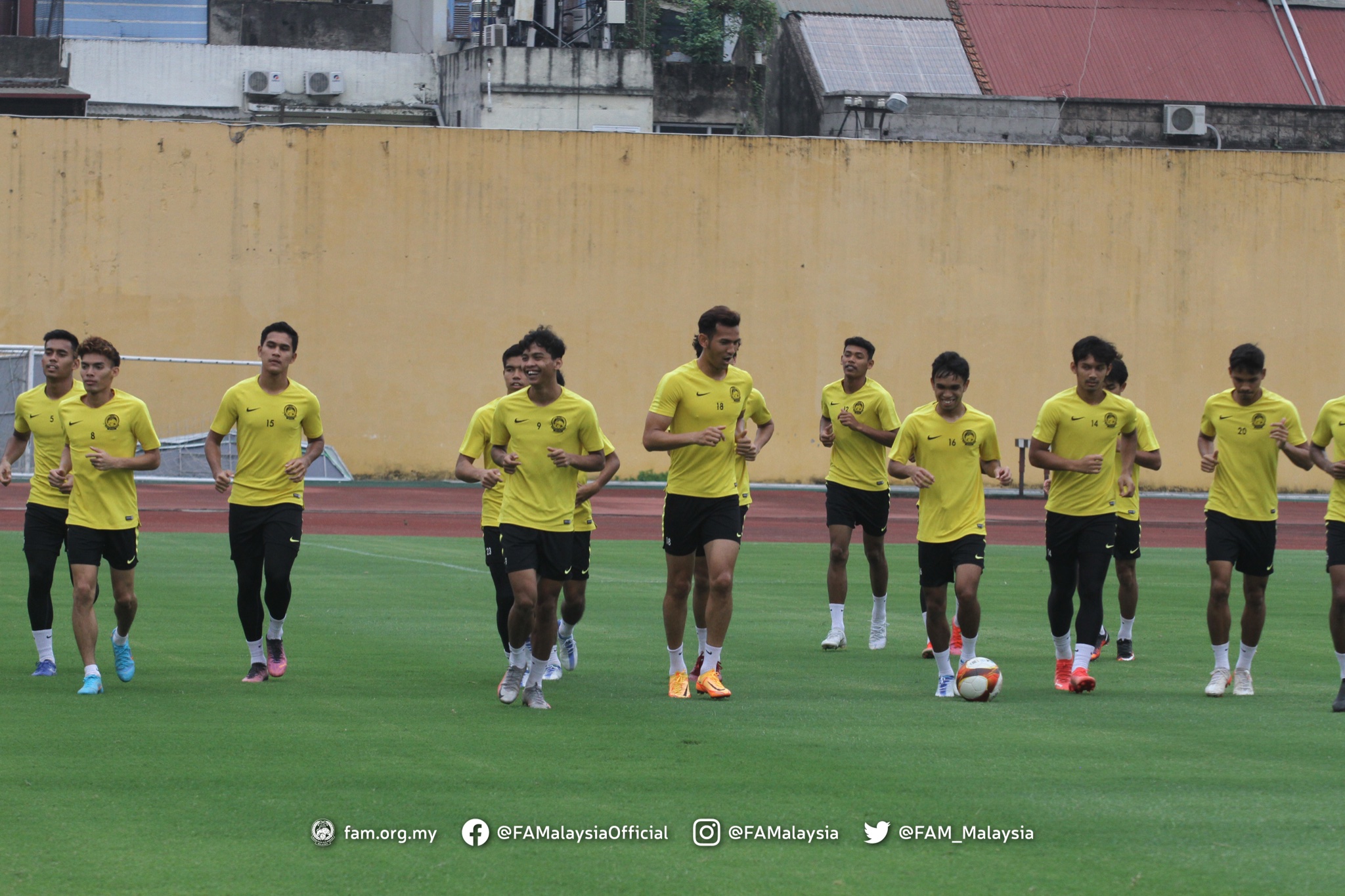 FA Malaysia on Twitter: "Skuad Harimau Malaya B-23 turun menjalani sesi latihan di Padang ...