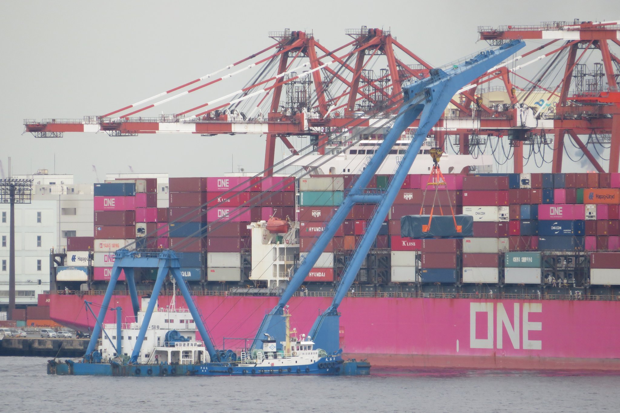 くだら on Twitter: "5/21 ONEの北米・欧州FP1 「ONE HAMBURG」 なんと大型貨物の荷役中。 ①ホールドから起重機船(錦海運建設M-58)で釣り上げ ②待機してい ...