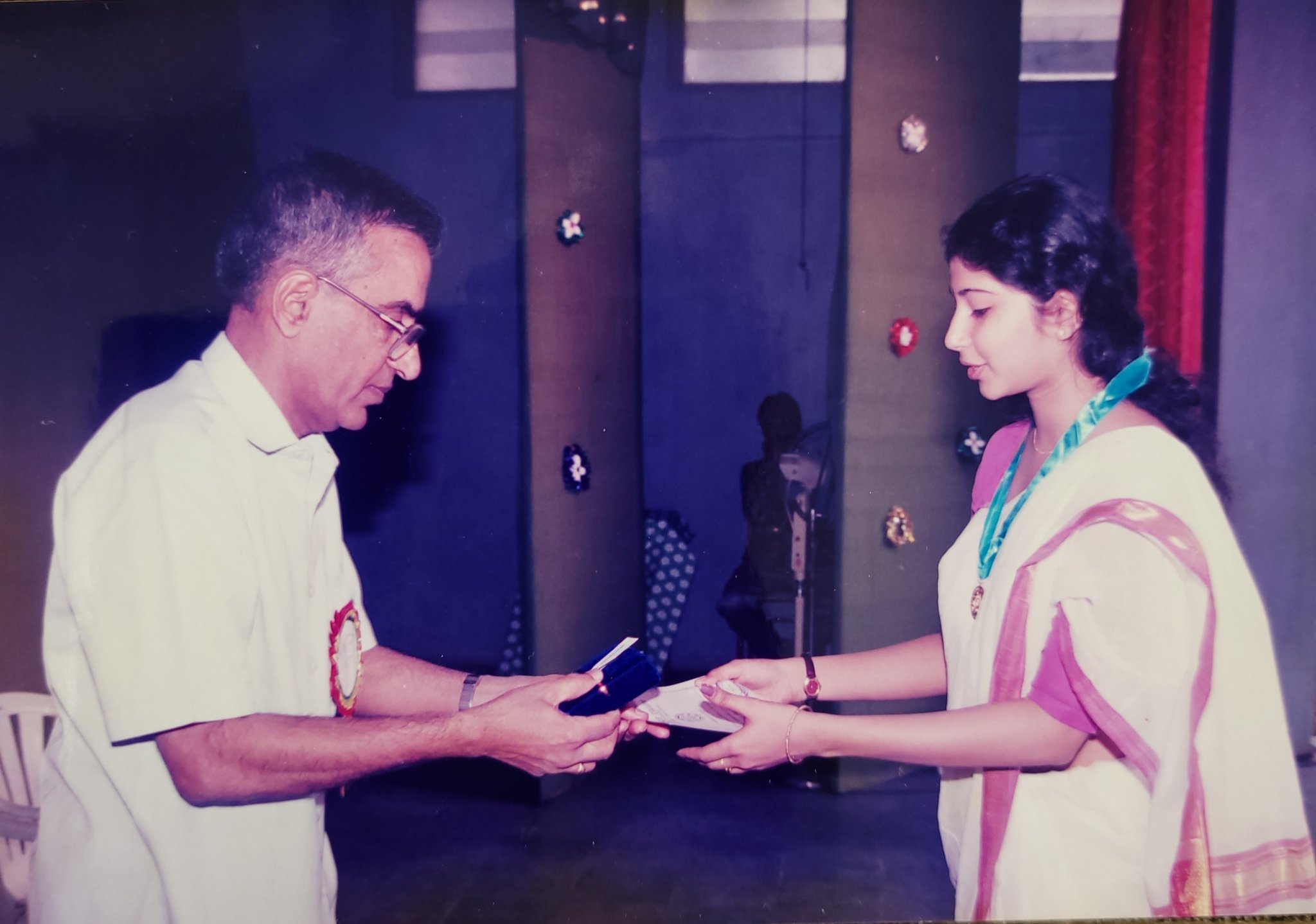 Smita Sabharwal on Twitter: "Graduation Day 👩‍🎓🥇 #memories Flashback 24 years ! https://t.co ...