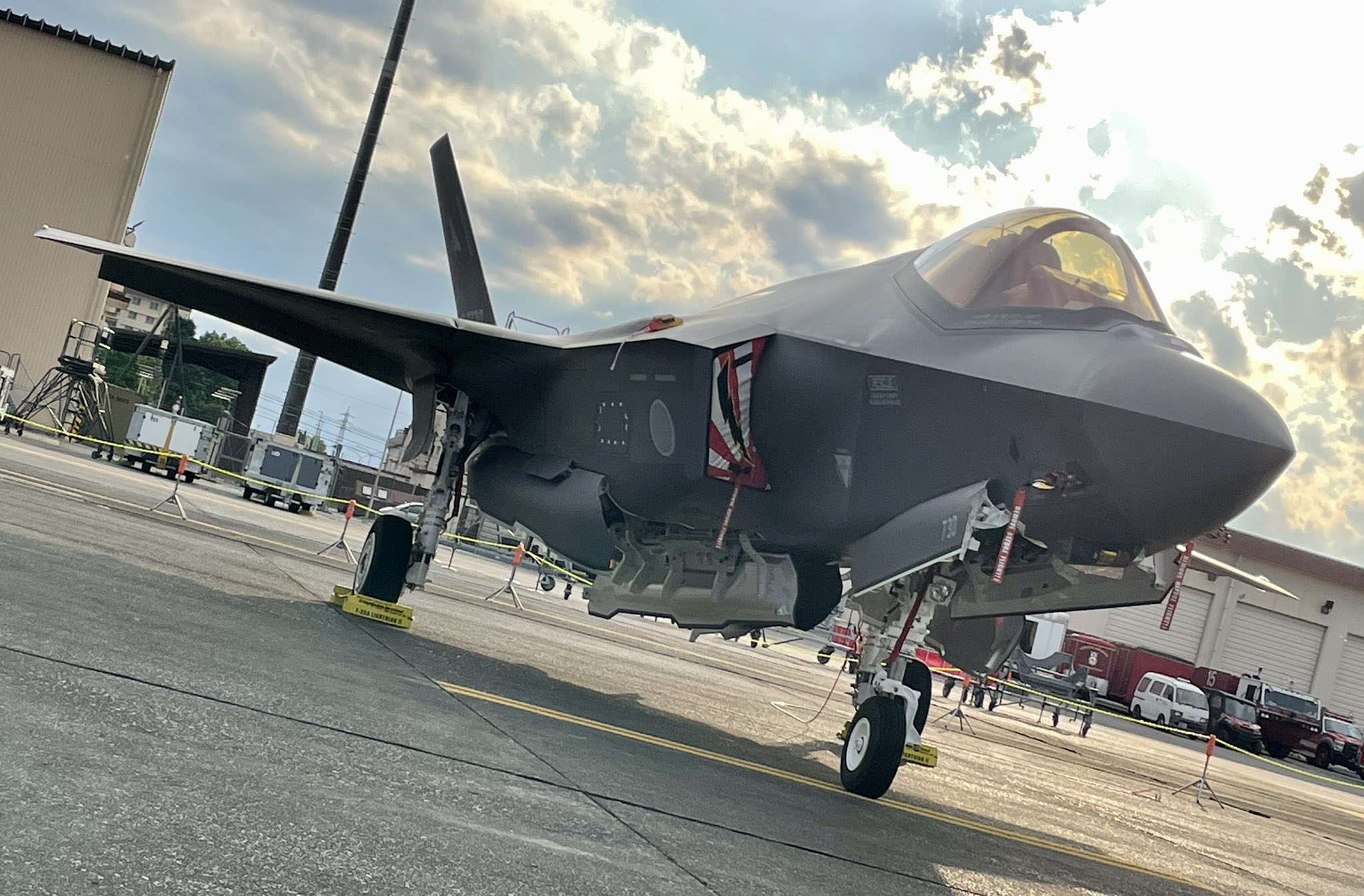 深井涼介 On Twitter F 35初めて見た!ちっこくてムチムチでかわいい Chvgfkuxut Twitter
