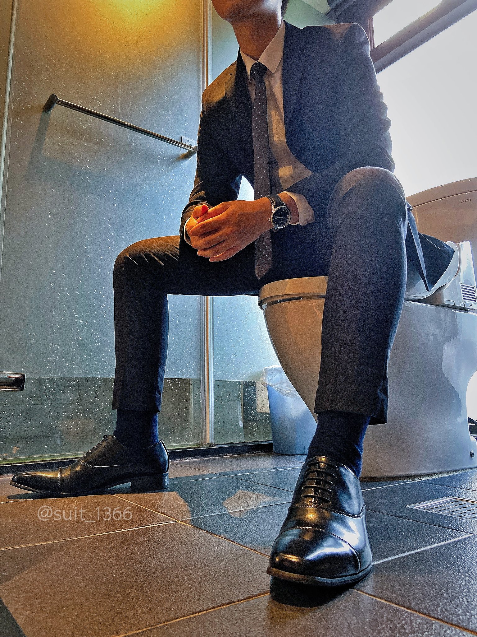 Johnny wang on Twitter: "突然想到，本週上班日的某天早上，在公司蹲廁所的時候，隔壁小間突然傳來陣陣的摩擦聲，接著便是抽衛生紙，逕走到洗手台用肥皂洗手的聲音。 做為男人 ...