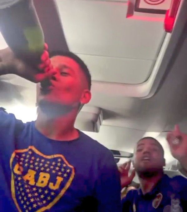 [Out of context Boca on Twitter] Marcos Rojo smoking at title ...