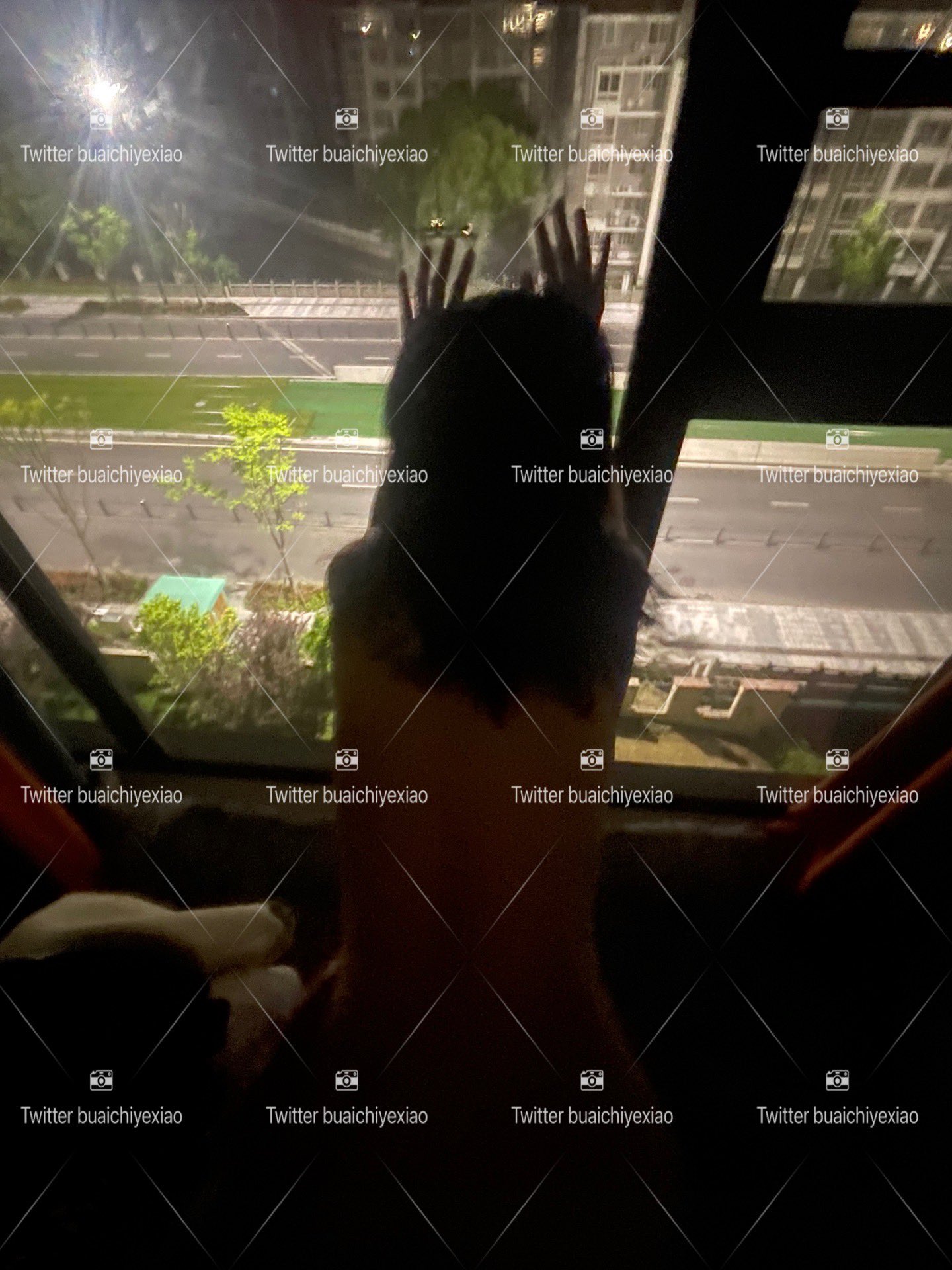 有点想吃火锅 On Twitter 由于520女友上学见不了面 于是在半夜偷偷溜到了她家里去 把她拉到客厅让女友趴在自己爸妈的房门口后入 全程嘴里塞着袜子防止叫出声来 最后内射收场 虽然