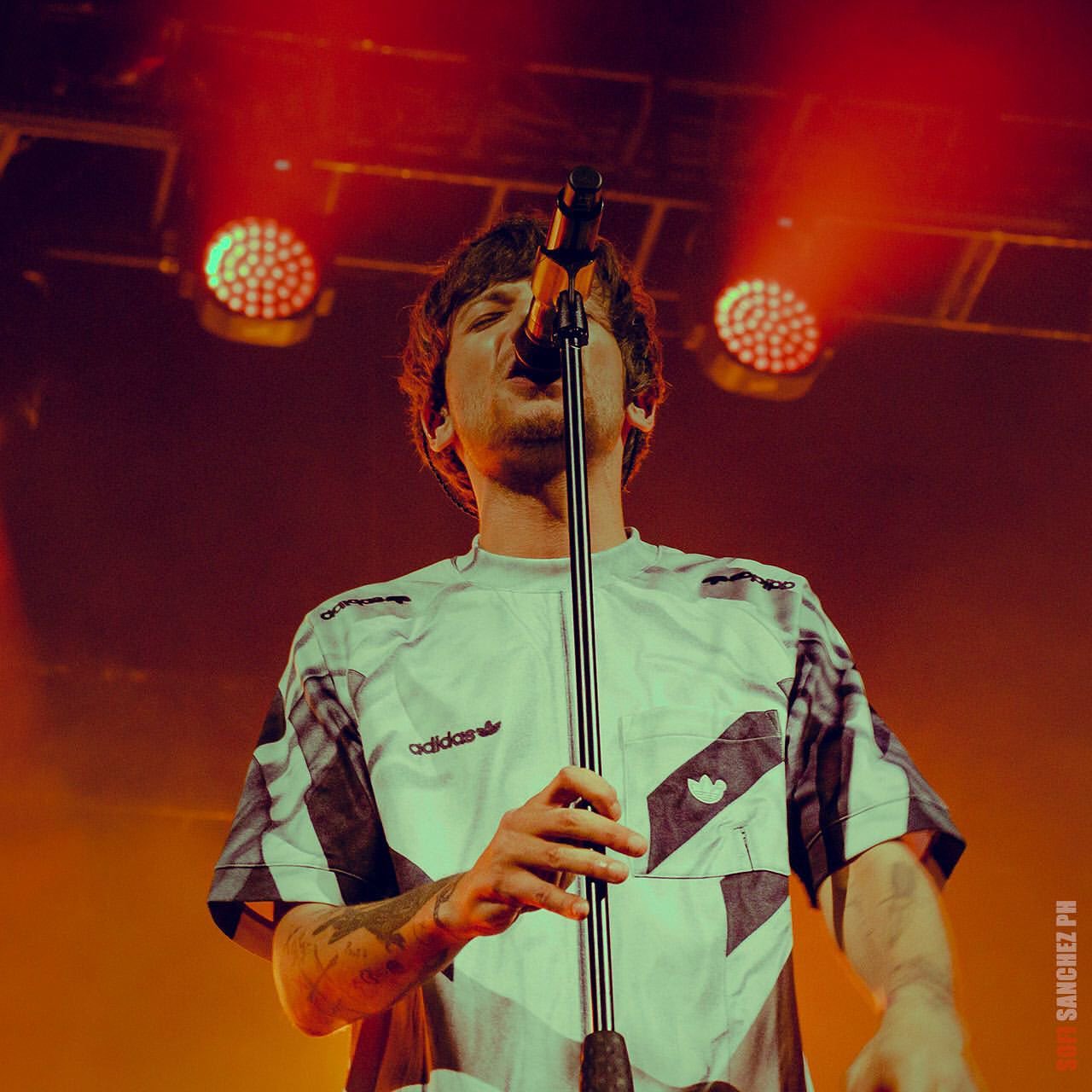 HL Daily On Tour on Twitter: "Louis Tomlinson, live from Movistar Arena. #LTWTBuenosAires # ...