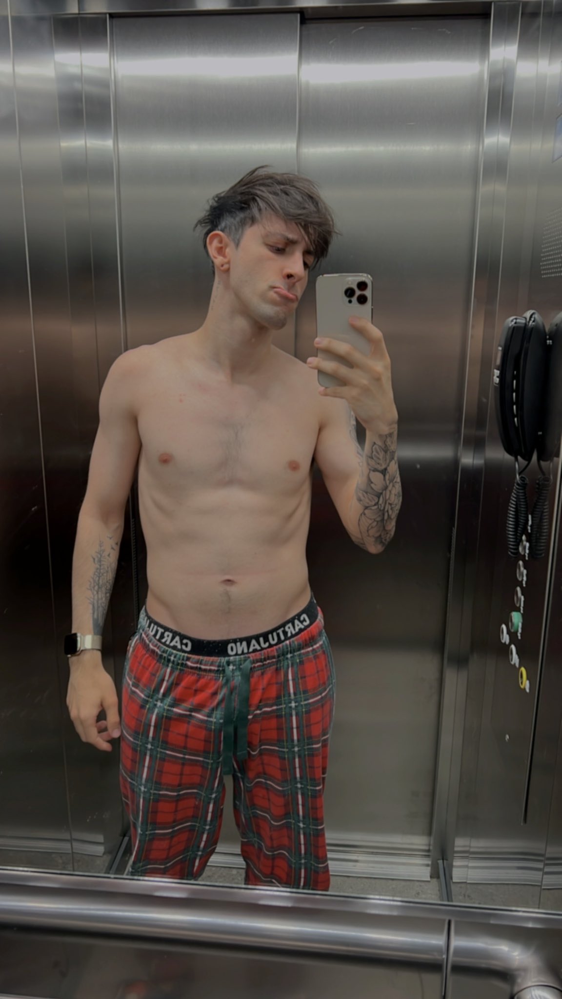 Robleis בטוויטר: "es mi casa, mira que me voy a desnudar en un ascensor público pa una foto 🤨 ...