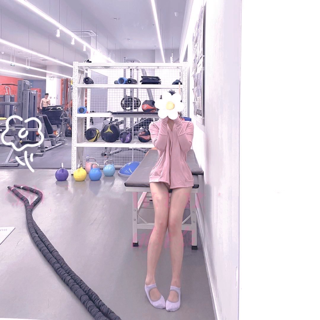 四藏一小宝贝 On Twitter 胆子越来越大了,后面的哥哥,你快看看小母狗呀!就在健身房把我给肏了吧! Kynbetje3r Twitter