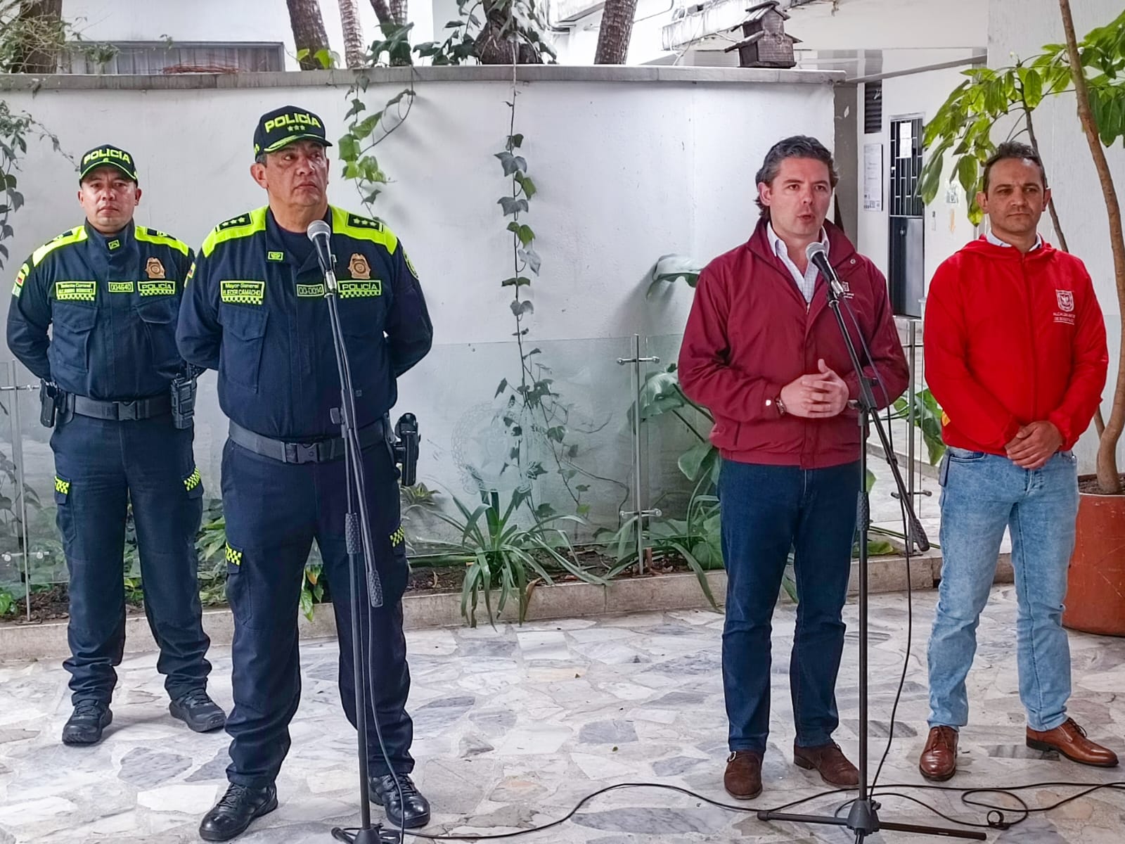 Secretaría de Seguridad BOGさんはTwitterを使っています: 「El Secretario @anibalfds ... Secretaría de Seguridad BOGさんはTwitterを使っています: 「El Secretario @anibalfds ...