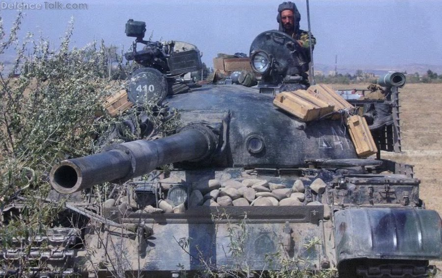 Obcy8pasazer on Twitter: "Rosyjski T-62 dopancerzony z przodu przez polne kamienie tak zwanym ...