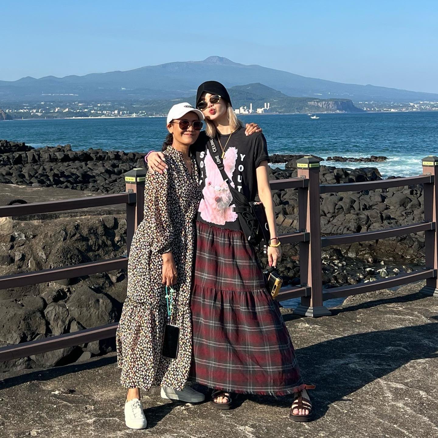 LISANATIONS on Twitter: "#LISA with her mom 💜 https://t.co/yYCnadti9X ...