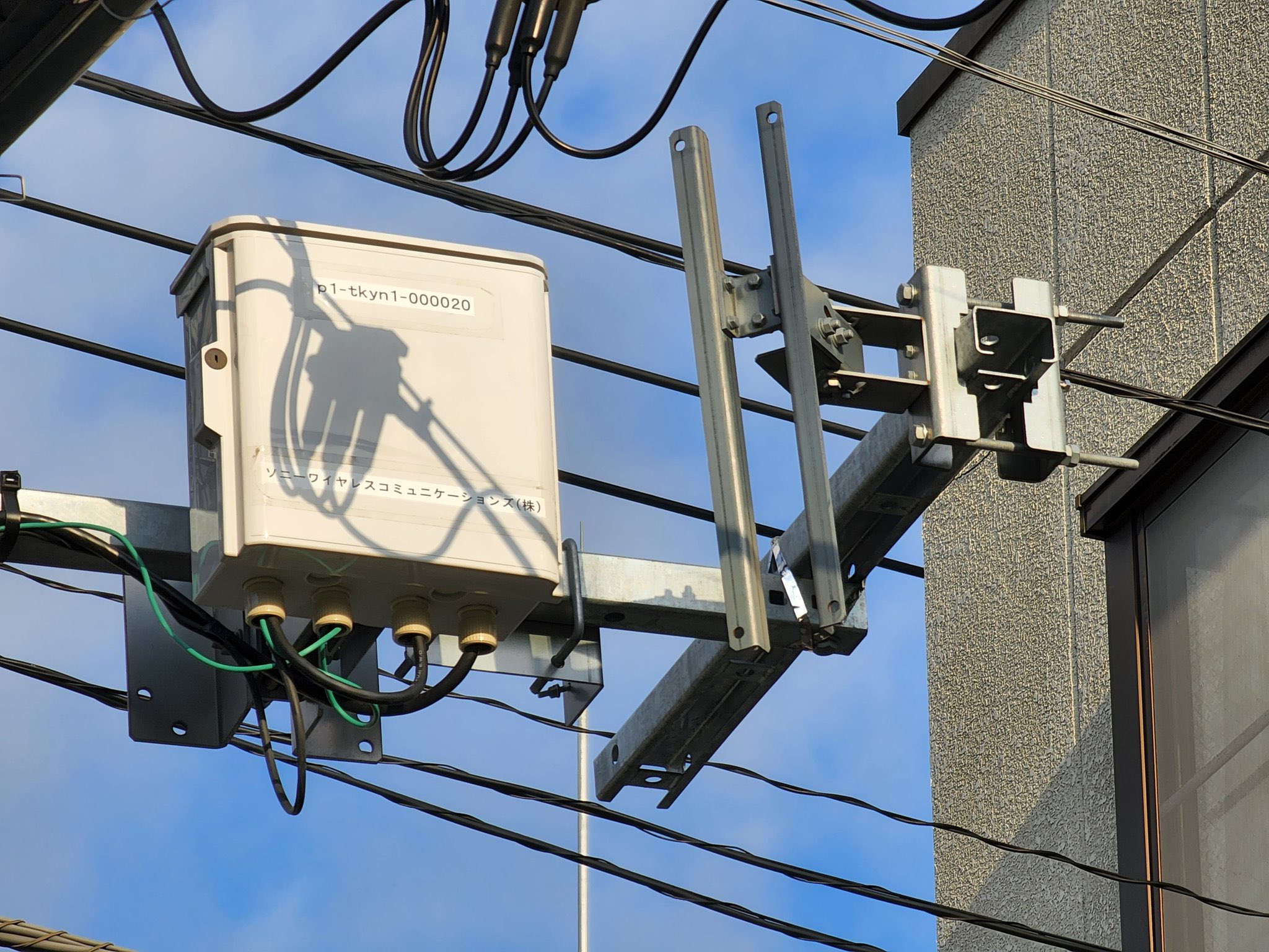 Big on Twitter: "NURO wireless 5Gの基地局ですね。 アンテナと無線機が付いてるものは初めて見ました（ベンダーどこだろう…） https://t.co ...