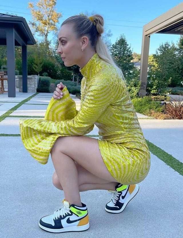 Kaley Cuoco's legs looking wonderful Leg_45 @leg453