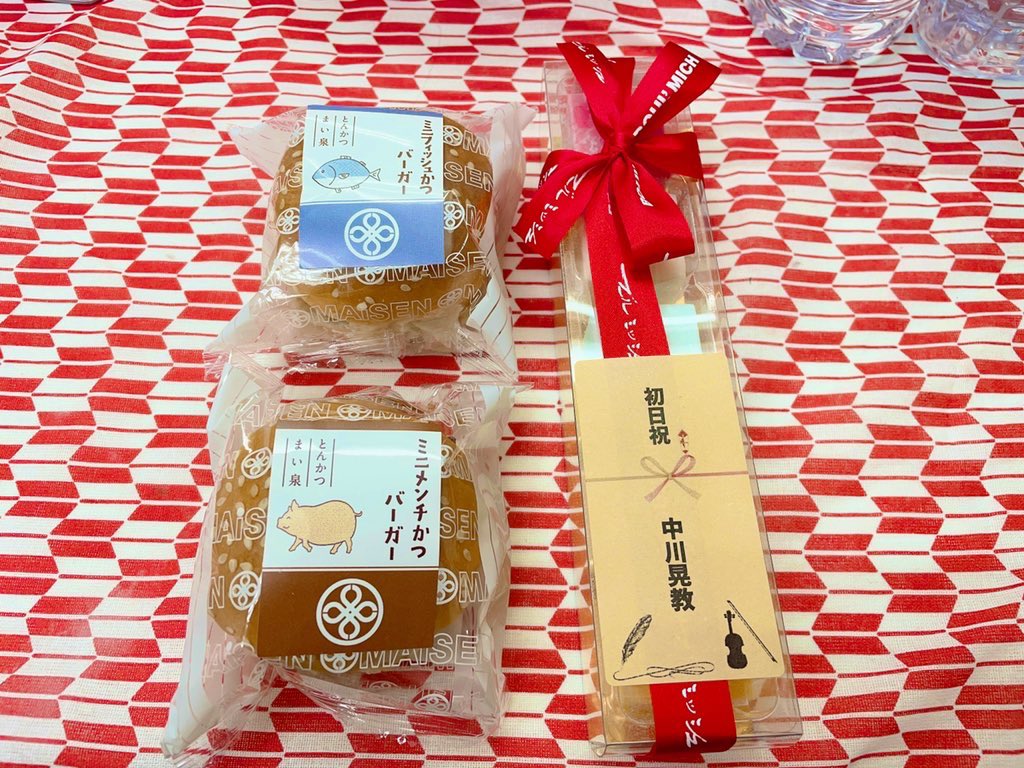 荒居清香 Seika Arai on Twitter: "本日13:00公演🎻🌹 お写真は座長からいただいた初日祝い😋 あっきーさんは歌稽古初日から、 『わ、これが音楽の天才だ』と感じました ...