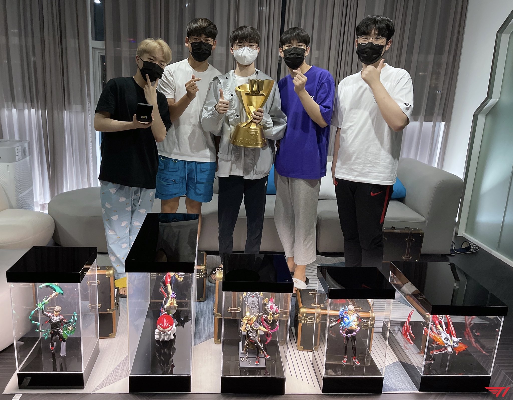 T1 LoL on Twitter: "팬분들께서 2022 LCK 스프링 우승 및 V10 축하를 위해 정성이 가득 담긴 선물들을 보내주셨습니다. 많은 사랑과 응원에 감사드립니다 ...