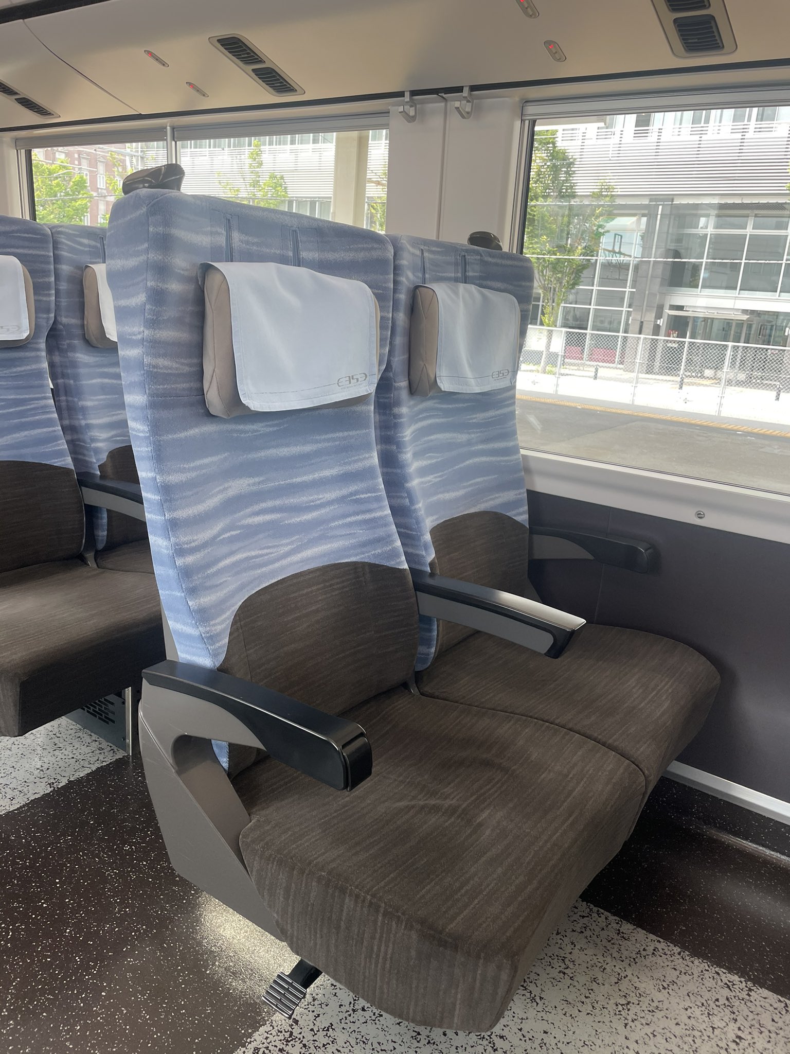 ハーゲンダッツ on Twitter: "E353系の座席が個人的に好きです ️ https://t.co/7YMRh7I2lx" / Twitter