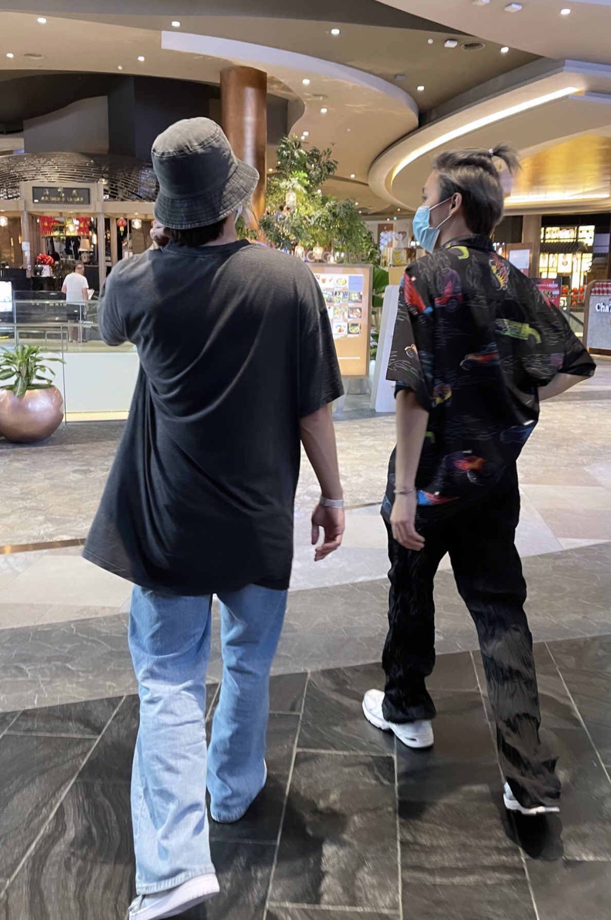 Aunz Patchara on Twitter: "สยบข่าวเลิกราดาราอักษรย่อ #พร้อมมาร์ค แอบไปเดทกันที่ห้างแห่งหนึ่งย่าน ...