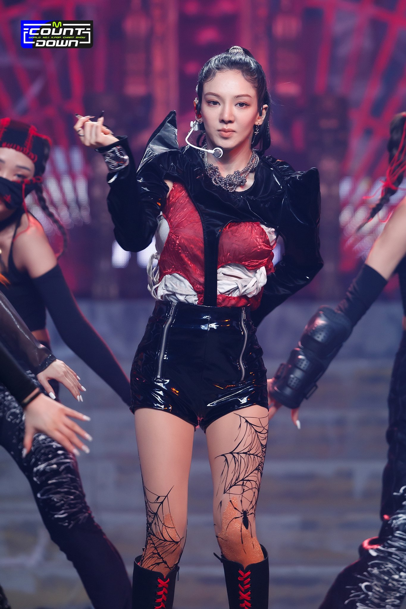 Hyoyeon Maxstep Outfit