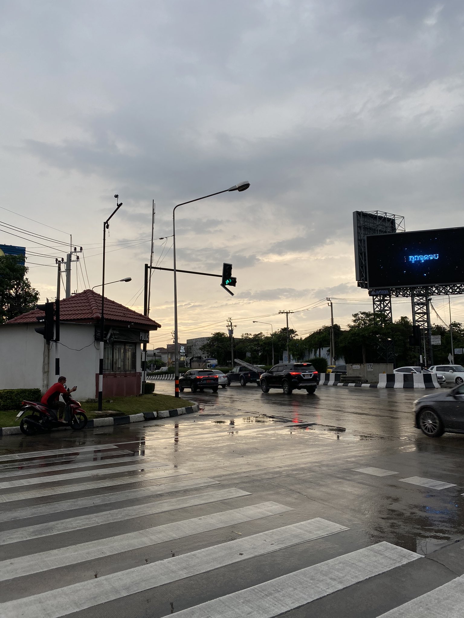 Tanai Srisawat on Twitter: "จะหักแล้วจ้า @js100radio สี่แยกเลย https://t.co/3kavVbxBVX" / Twitter