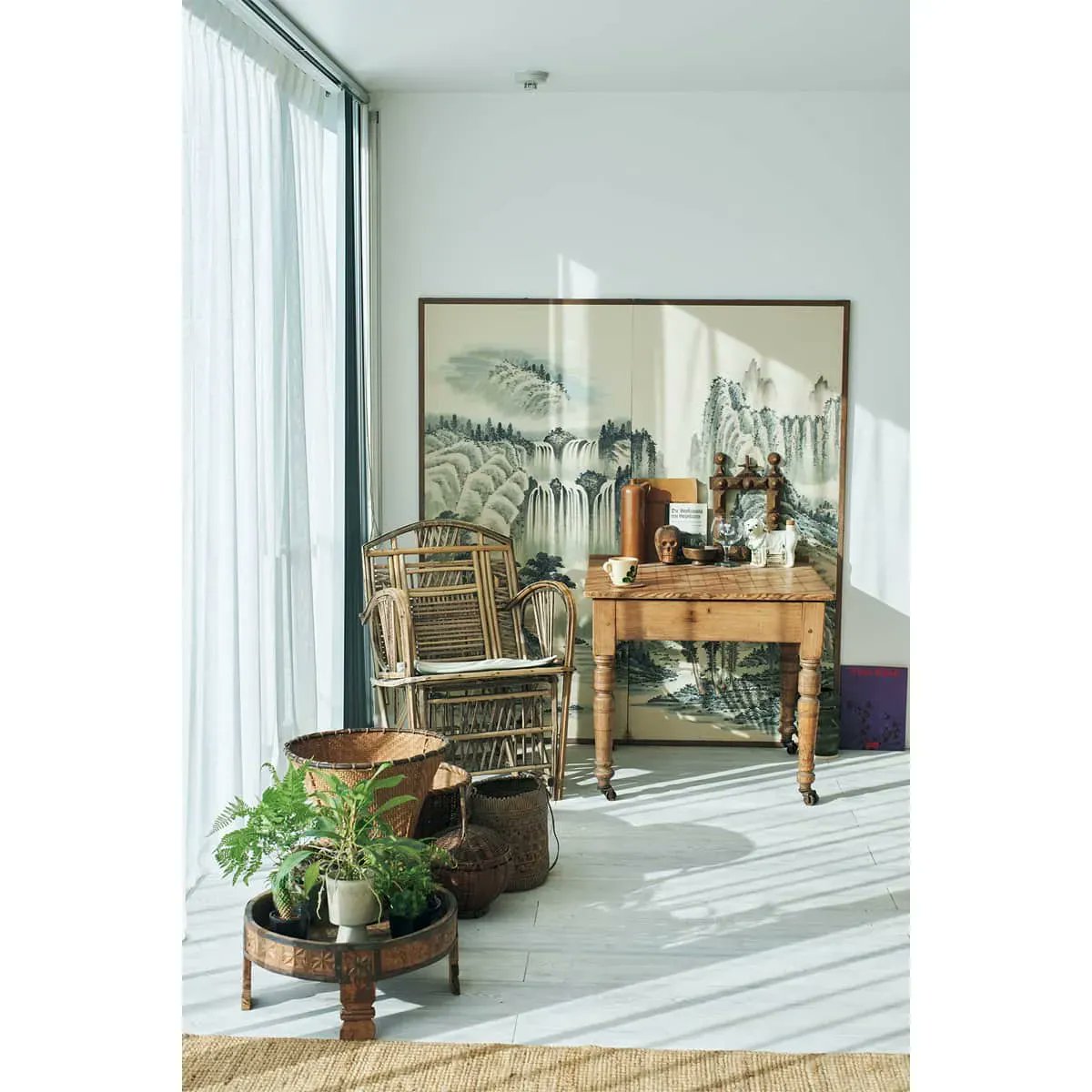 GINZA on Twitter: "光の空間を彩る骨董品のディスプレイ【クリエイターたちの快適空間に潜入 vol.3 】「CEMENT」代表・田島秀一さんの暮らし🏠https://t.co ...