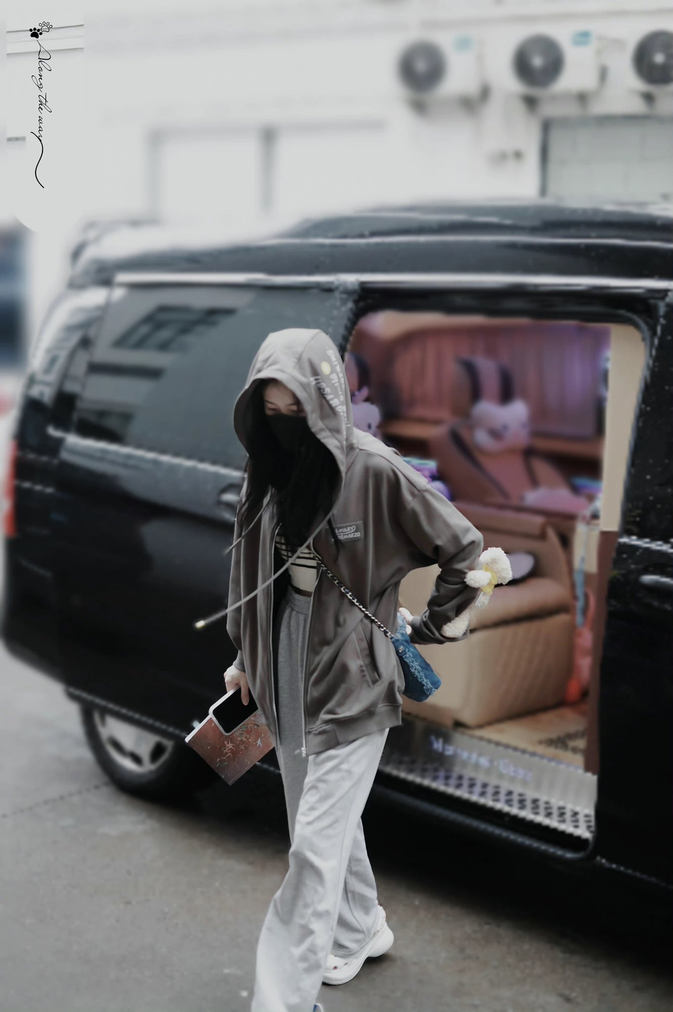 bailu 白鹿 on Twitter: "220601 — fansite update 🌊 © Alongtheway妍途·白鹿 going to work 💼 | bailu as ...