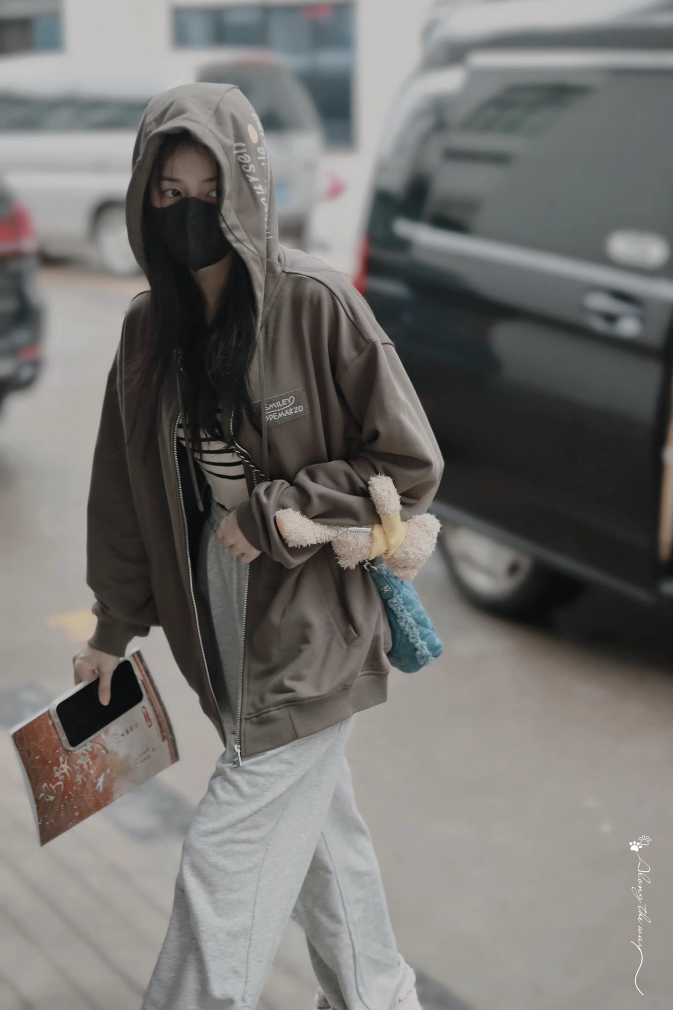 bailu 白鹿 on Twitter: "220601 — fansite update 🌊 © Alongtheway妍途·白鹿 going to work 💼 | bailu as ...