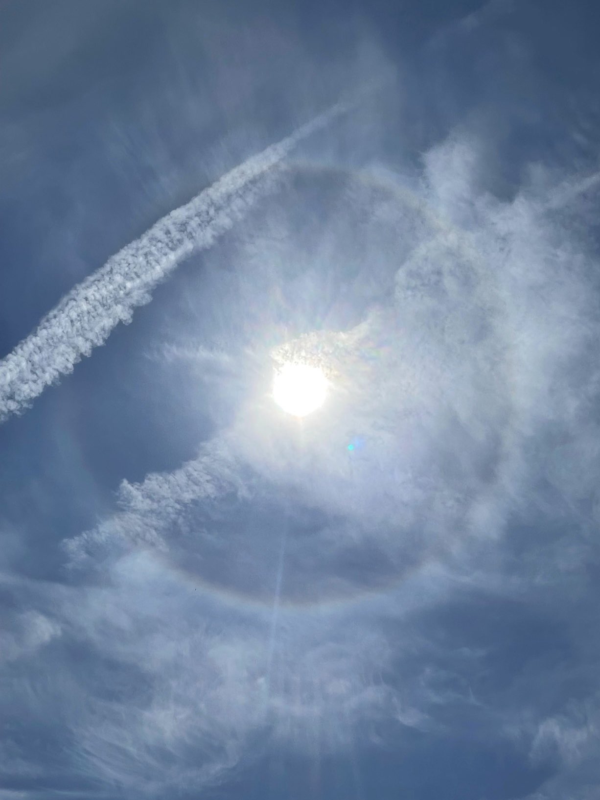 砂川秀樹 On Twitter こんにちは〜😃 外は良い天気ですね🌞😊🌞先程空を見上げたら太陽の周りに虹色の光の輪『ハロ』が出ていました☀