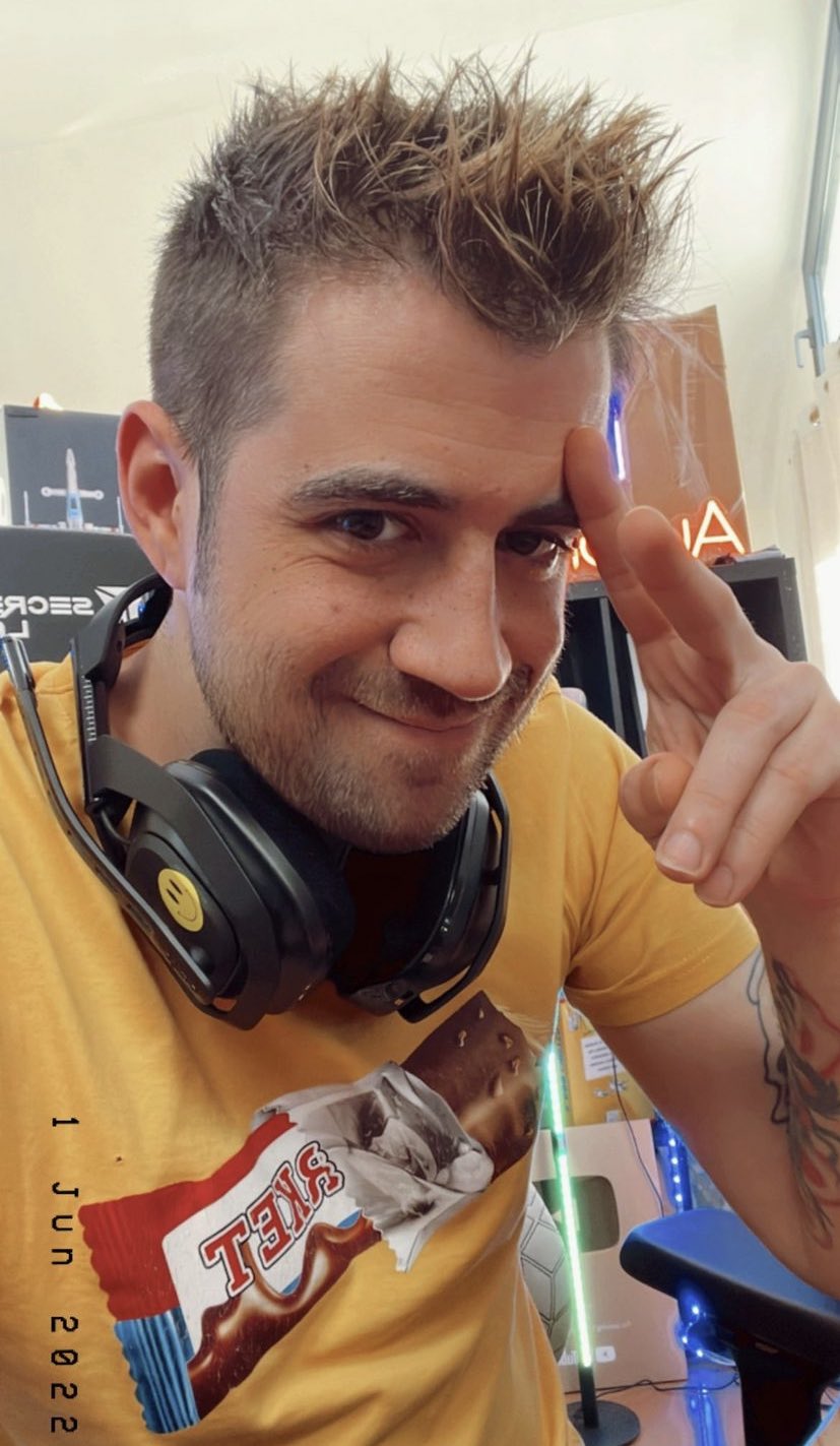 Info Auron on Twitter: "📸 || ¡Auron vía Instagram Stories! — Auronplay https://t.co/u4TZXRtLP3 ...