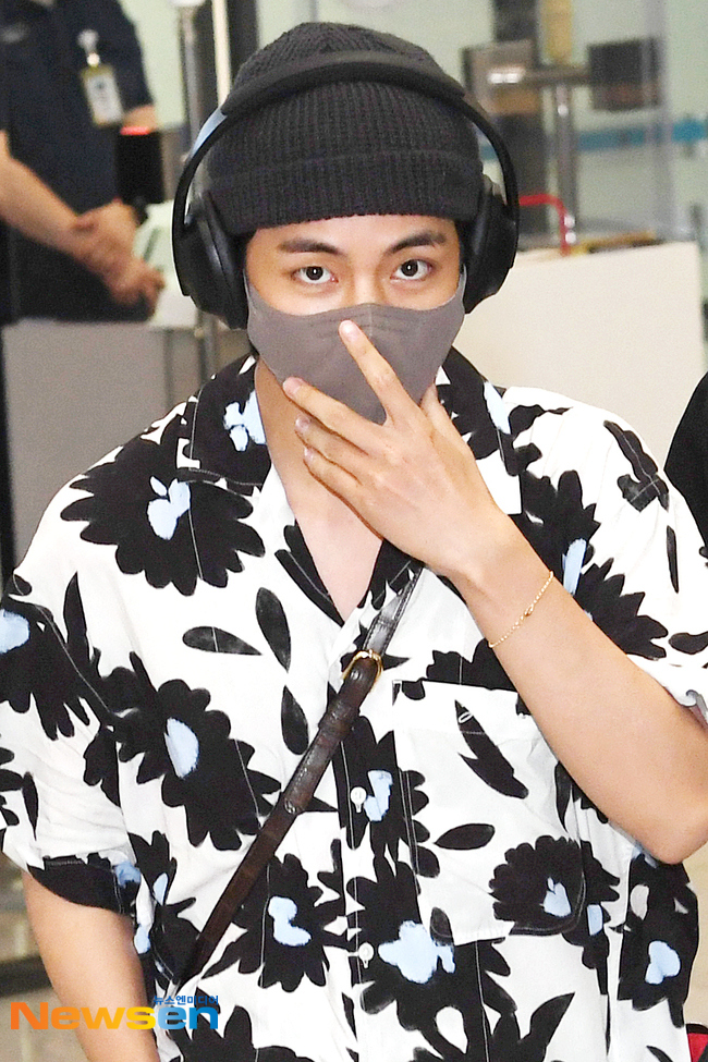 Kstyle on Twitter: "【PHOTO】BTS（防弾少年団）のV、ホワイトハウス訪問を終えて帰国…空港にファンが殺到（動画あり） https://t.co/Vcpyxii67m ...