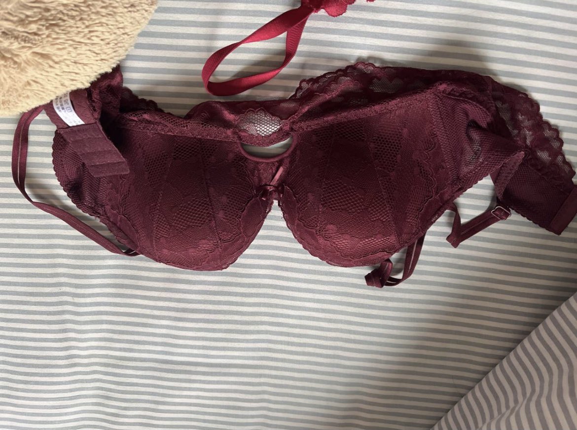 恋物癖组织 On Twitter 群内群友分享玩合租女室友的衣物,趁女室友不在,潜入她的屋里,直接拿出她的内衣盒,这货好多奶罩,全摆在她的床上,下面老二也很不住的蹭上去,在她的床上,用她的
