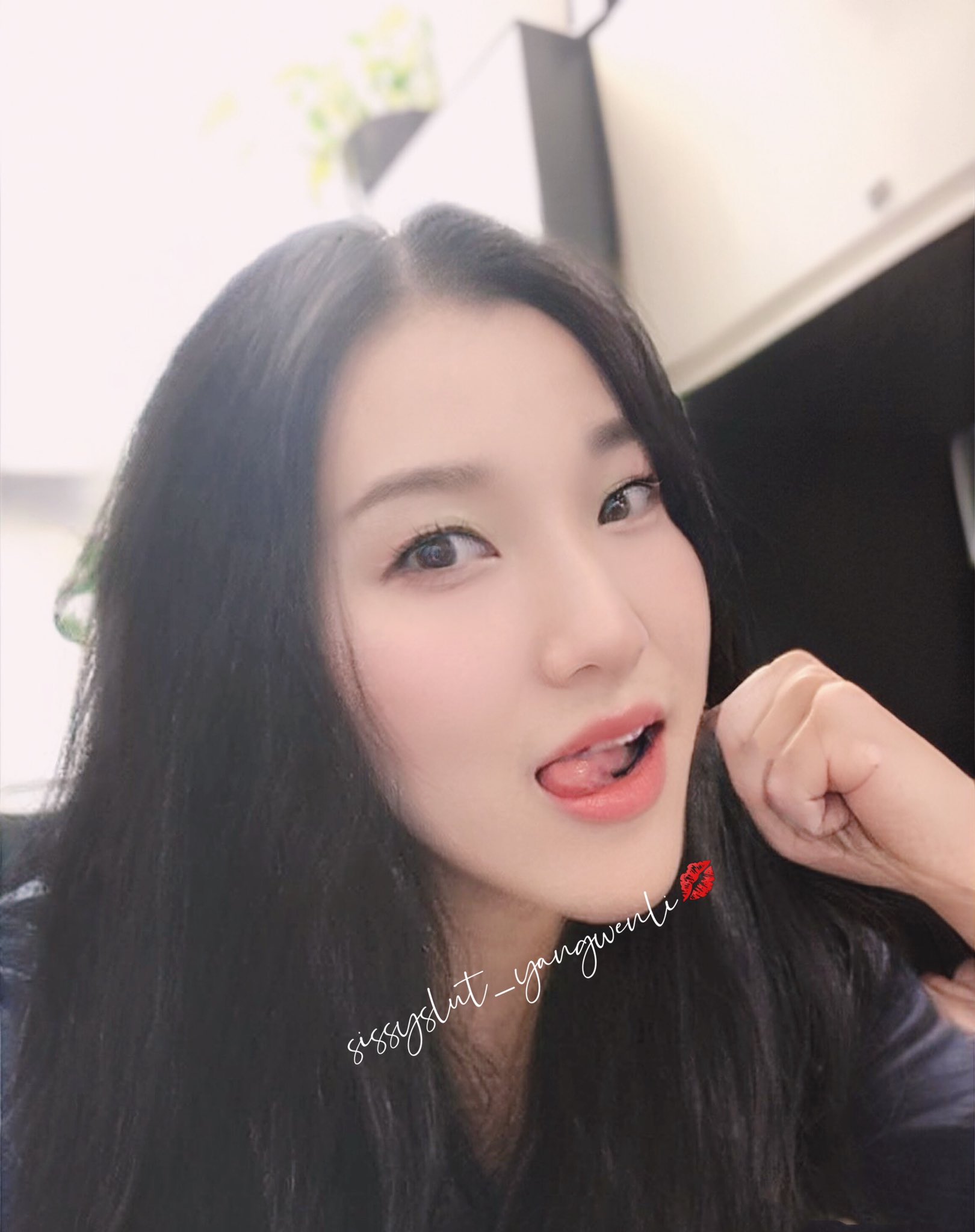 sissyslut_yangwenli on Twitter: "再次来到办公室，看上去什么都没变，又好像变了点什么，抹去桌上的尘埃的同时却觉得自己也会随时被抹去...生活被卡点的核酸检测所 ...