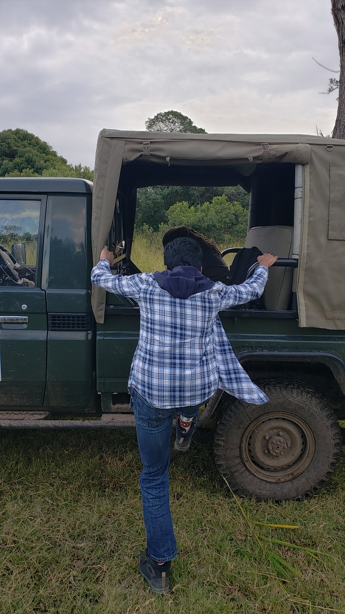 Sara Beery on Twitter: "@arjunsubgraph Haha I see you and raise you a wild @arjunsubgraph doing ...